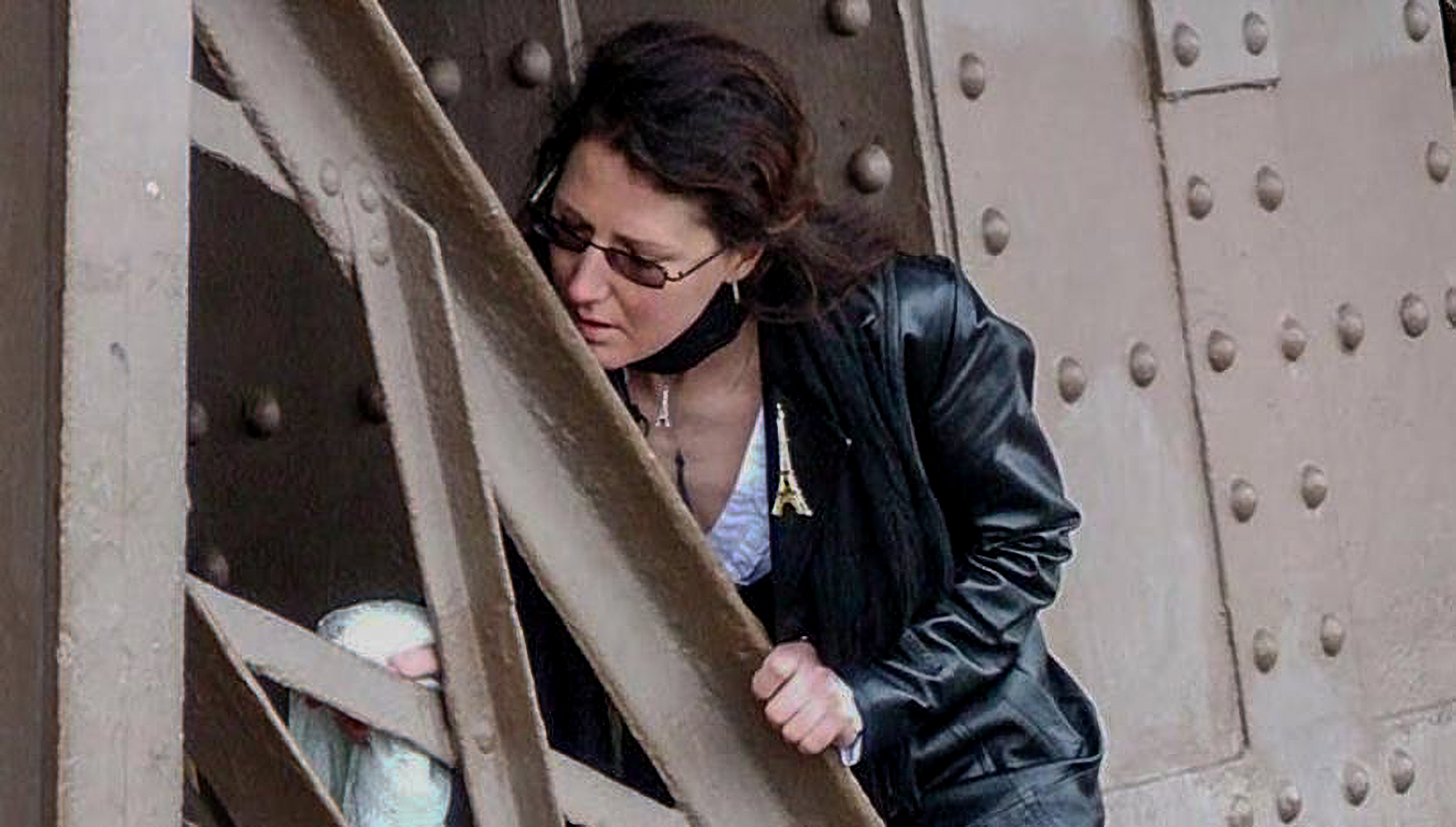 Escándalo total en París: la ex “esposa” de la Torre Eiffel ahora ...